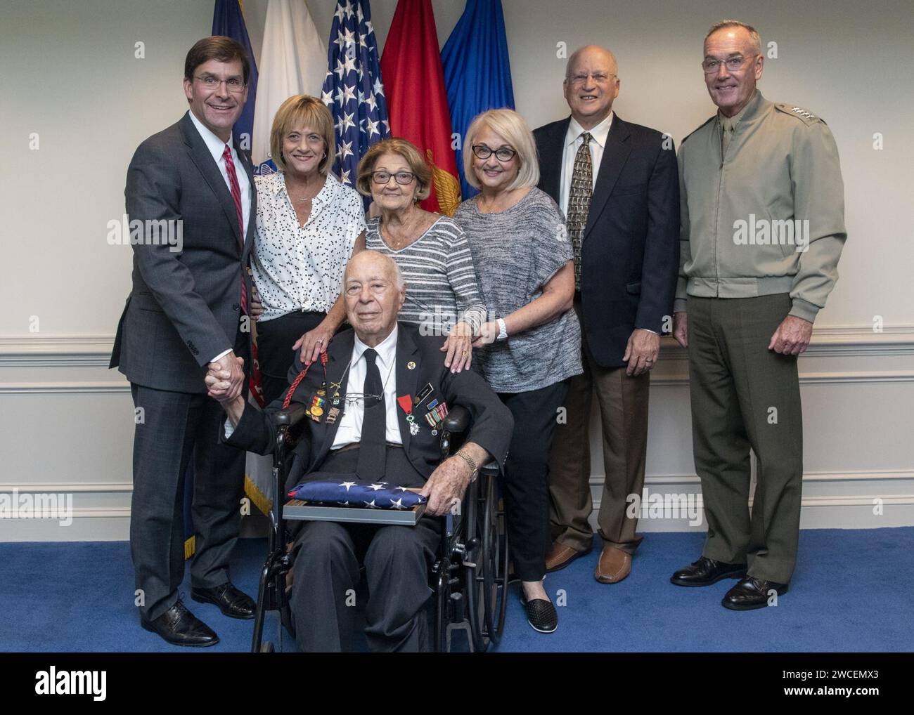 Le sergent Herman Zeitchik, âgé de 94 ans, pose pour une photo avec le ...