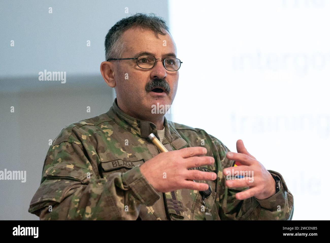 Le colonel roumain Ginel Blaga, commandant adjoint du centre d ...