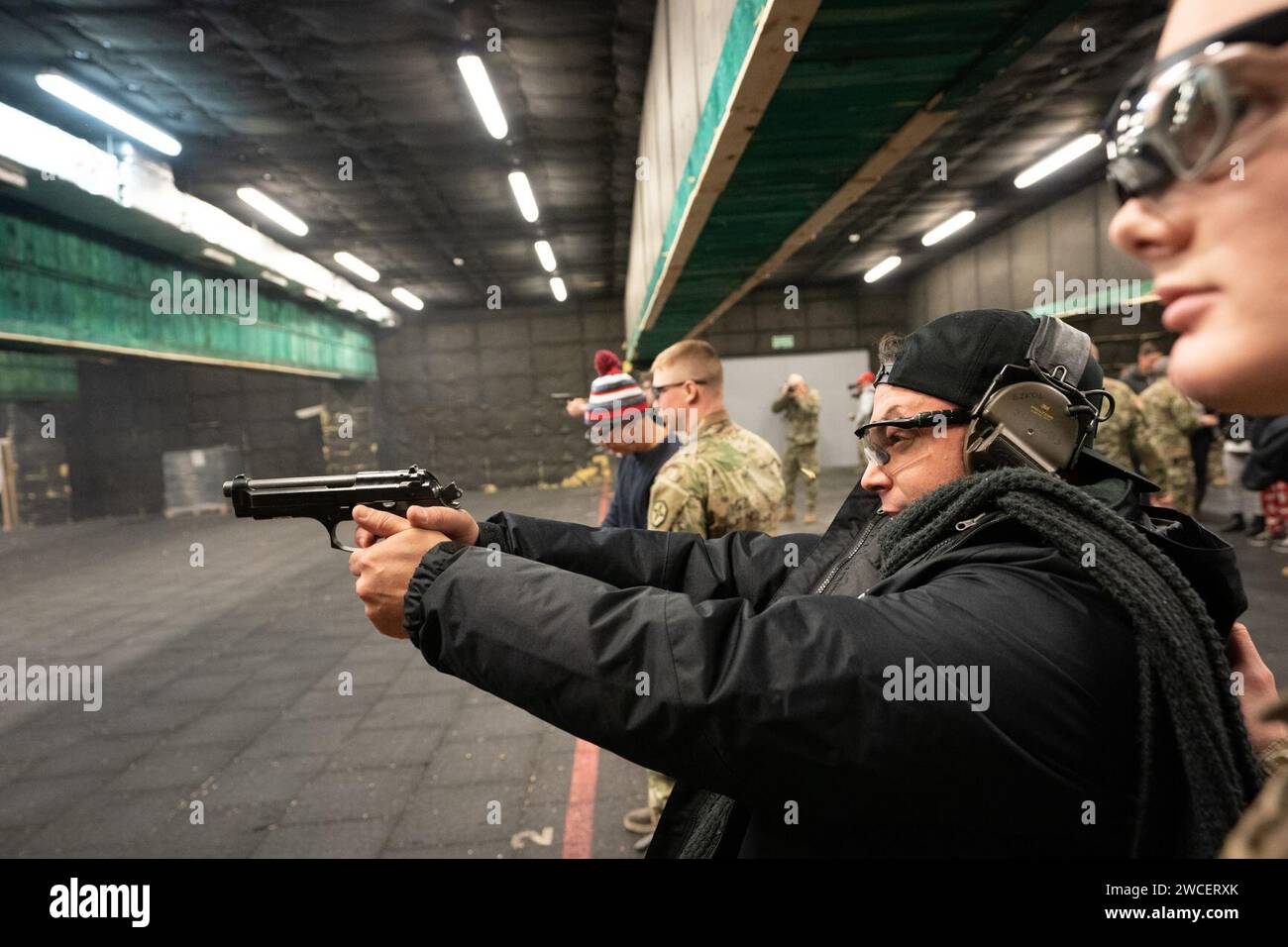 Des soldats américains du 652nd Regional support Group instruisent et ...
