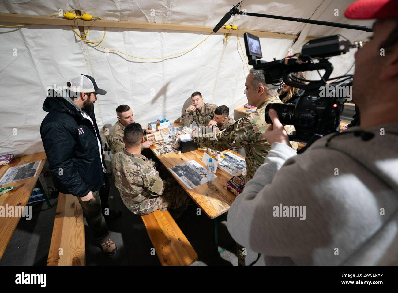 USO Talent déjeuner avec des soldats américains dans la zone de soutien ...
