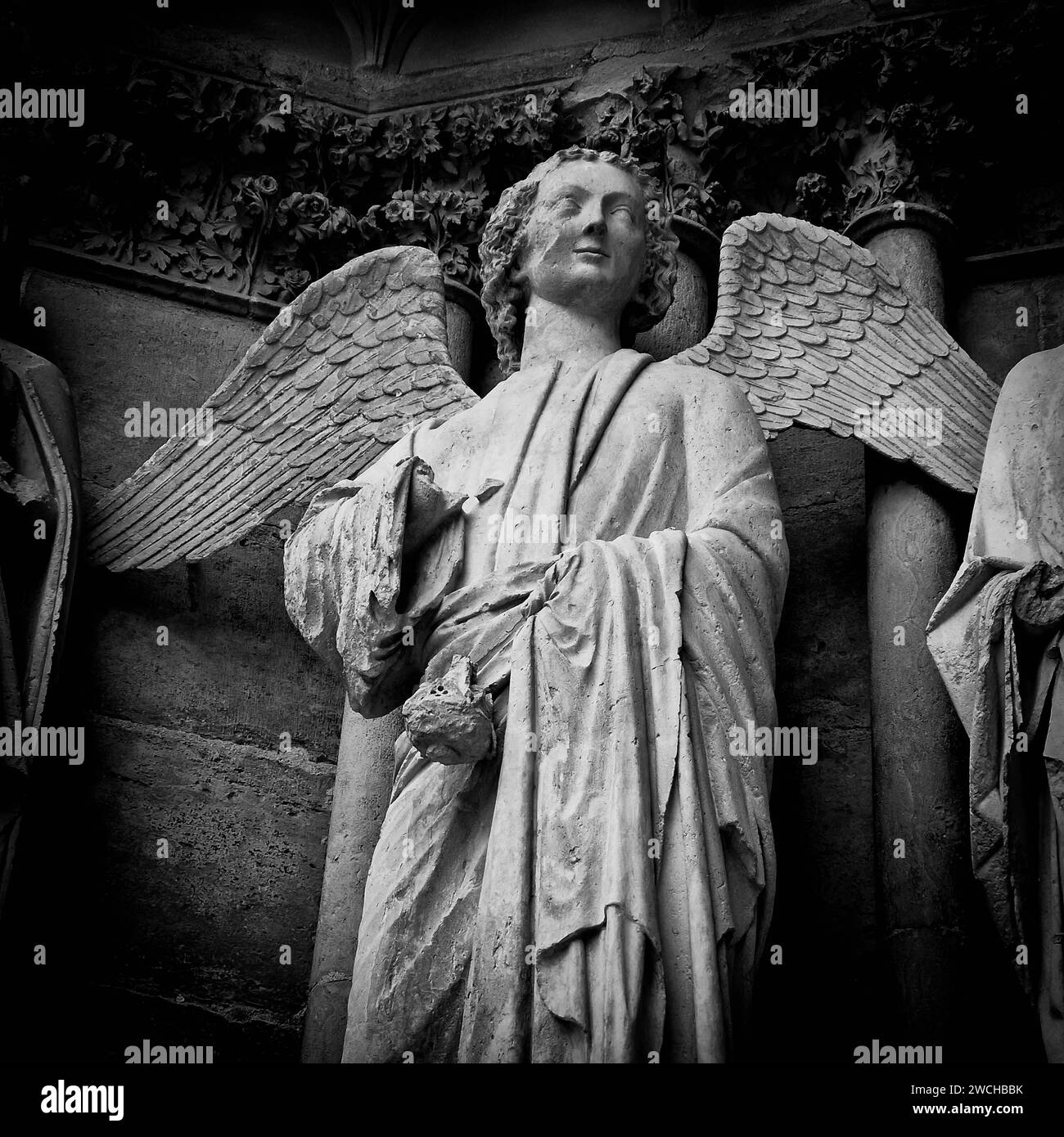France reims cathedral angel Banque d'images noir et blanc - Alamy