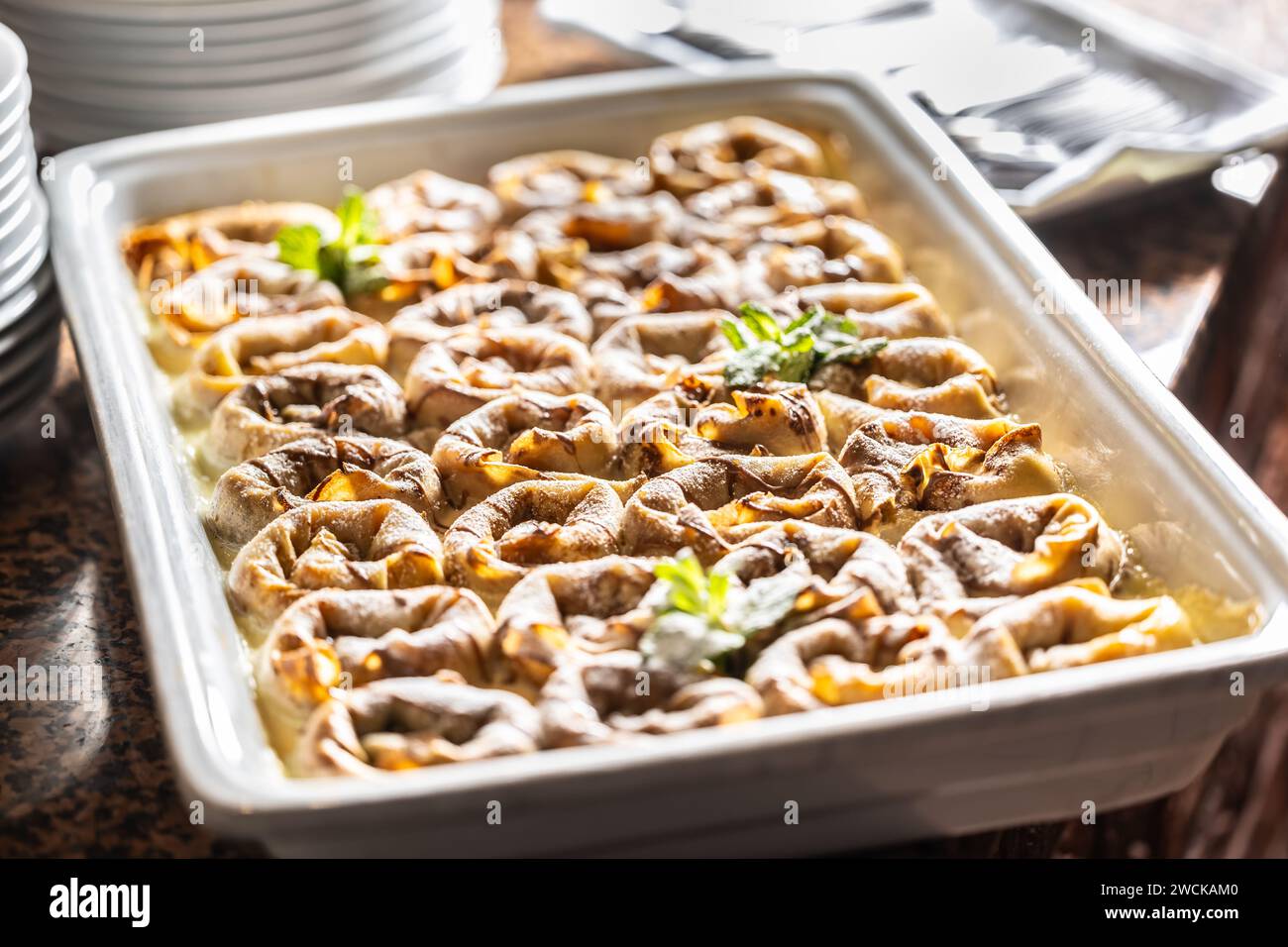 Crêpes sucrées roulées dans une sauce crémeuse à la vanille sur une ...