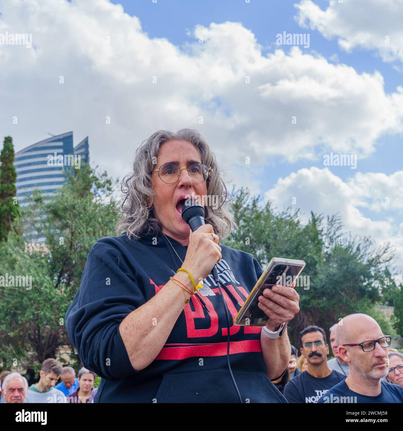 Haïfa, Israël - 14 janvier 2024 : Neta Hayman, dont la mère a été ...