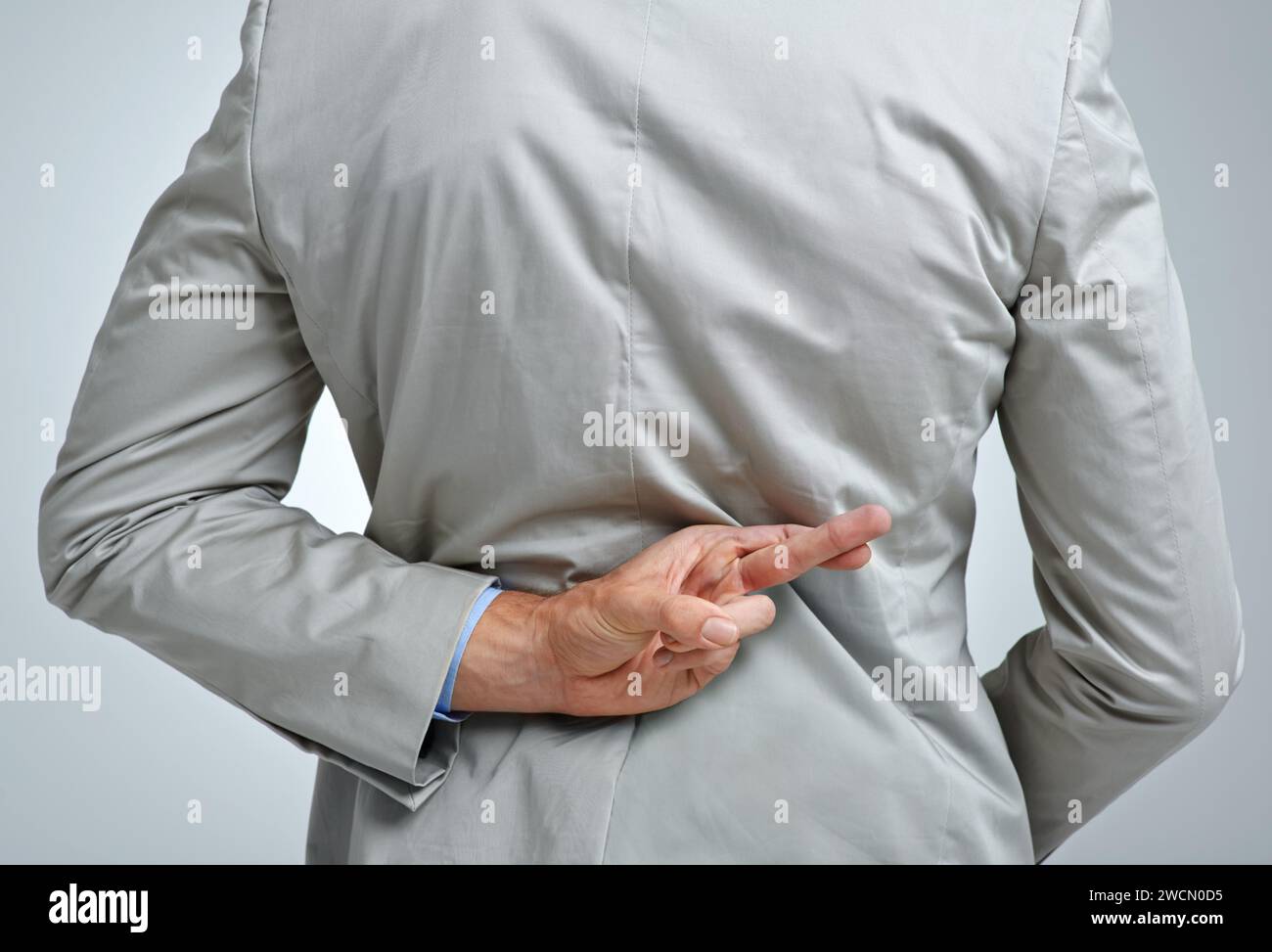 Homme d'affaires, dos et doigts croisés pour malhonnêteté en studio ...