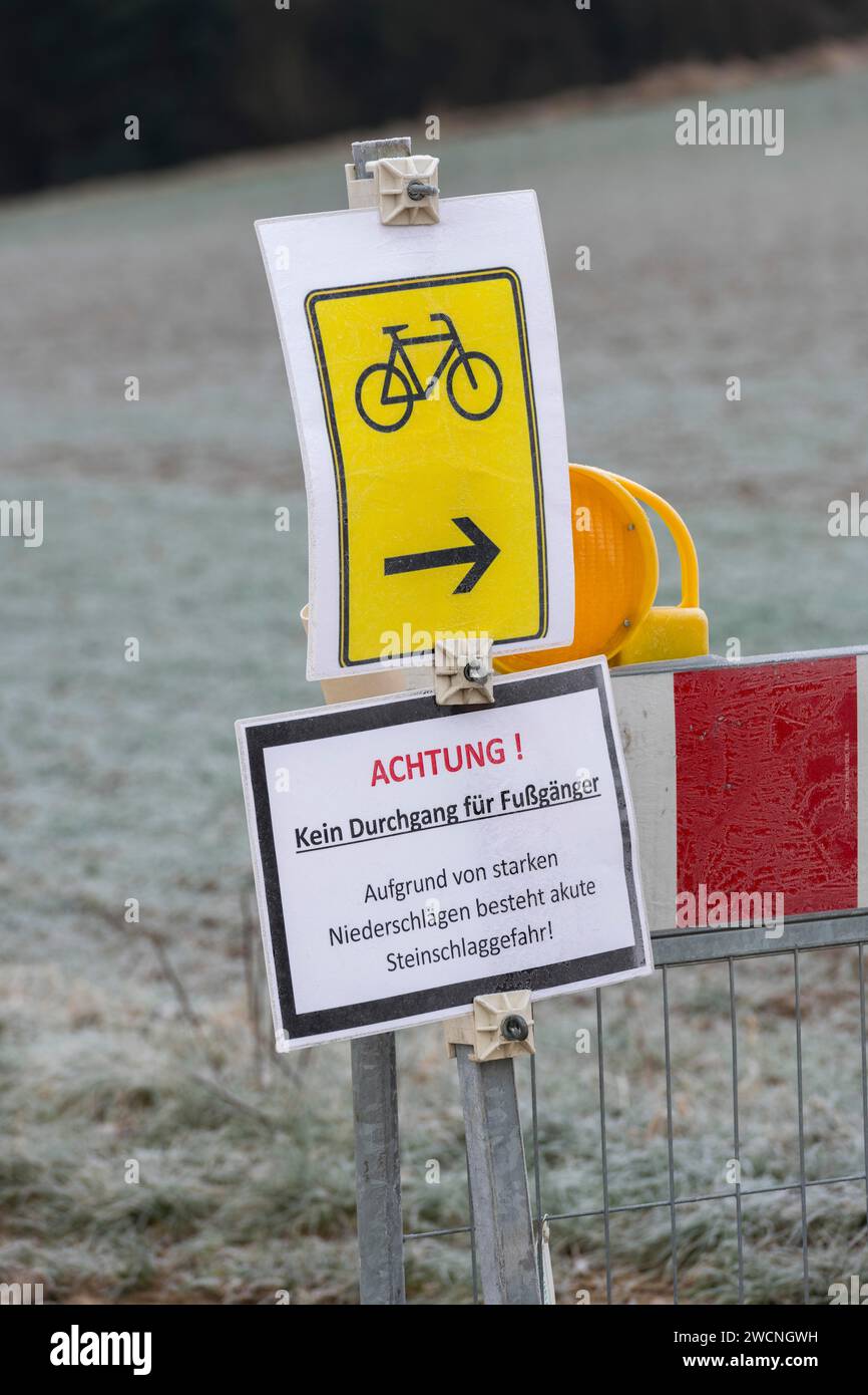 Barrière due aux inondations et danger de chute de pierres, barrière ...