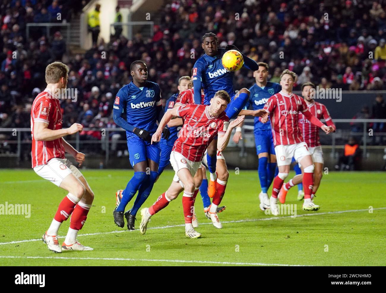 Joe Williams de Bristol City efface le ballon lors du match de replay ...