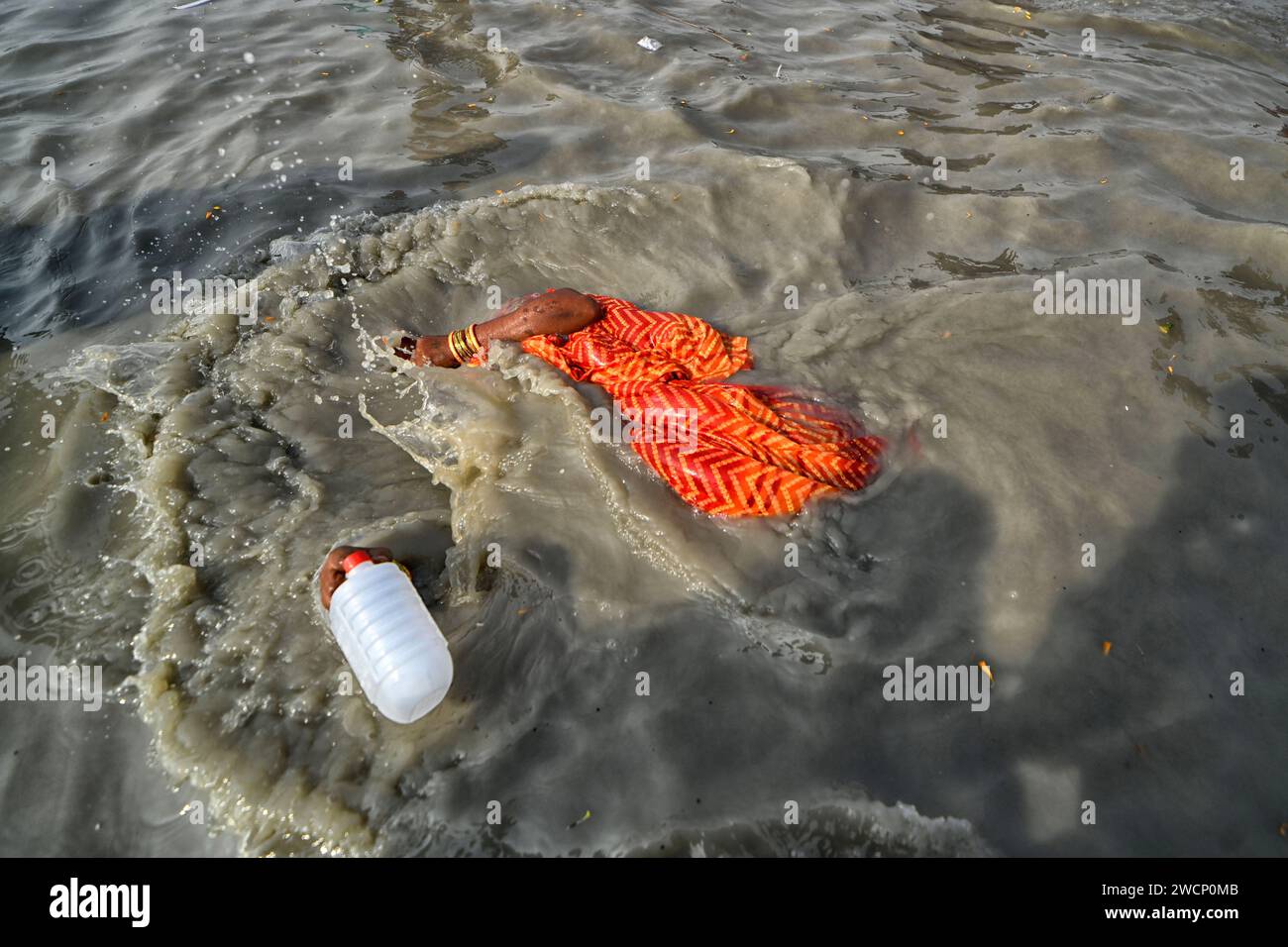 Île de Sagar, Inde. 14 janvier 2024. Un pèlerin fait un plongeon à la ...