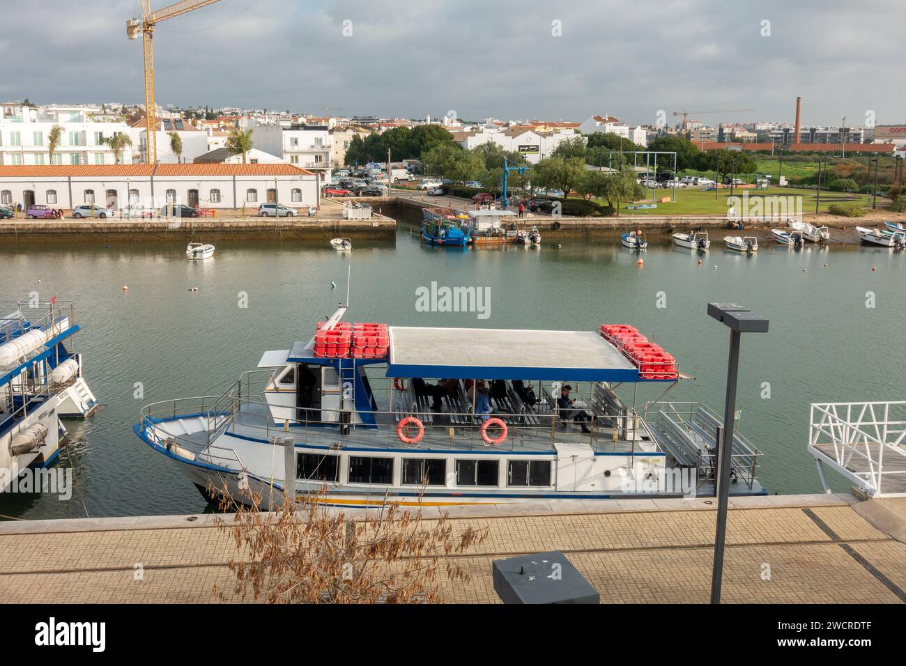 Le ferry de l'île de Tavira amarré au terminal des ferries à Tavira ...