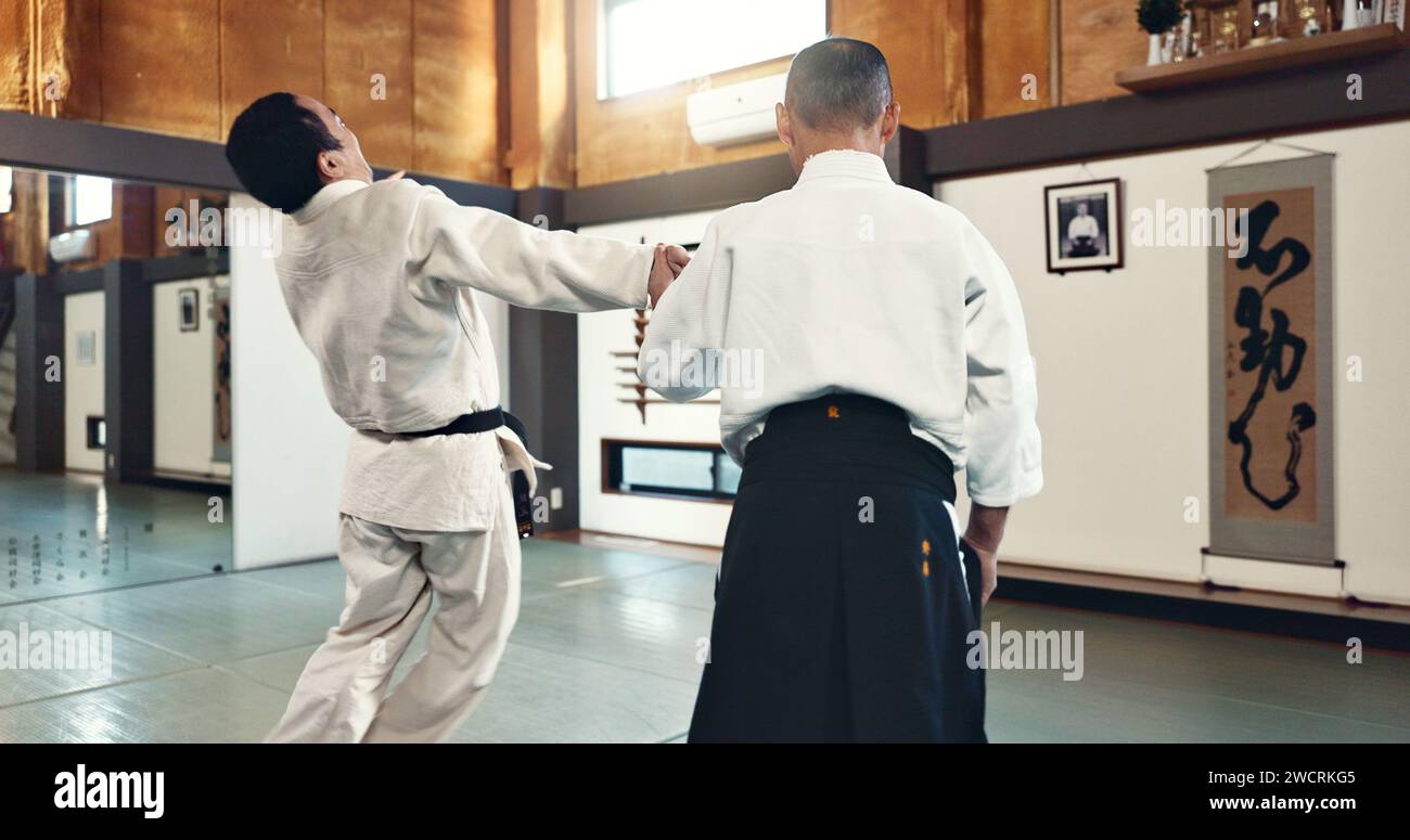 Aïkido, maître et combat avec un sensei en arts martiaux avec étudiant ...