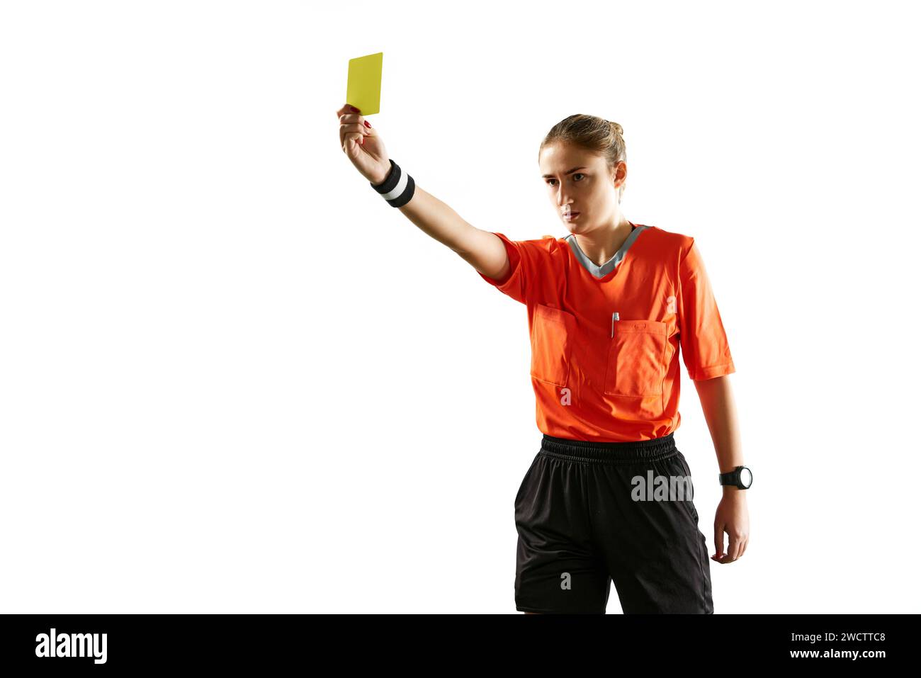Jeune femme sérieuse et concentrée, arbitre de football contrôlant le ...