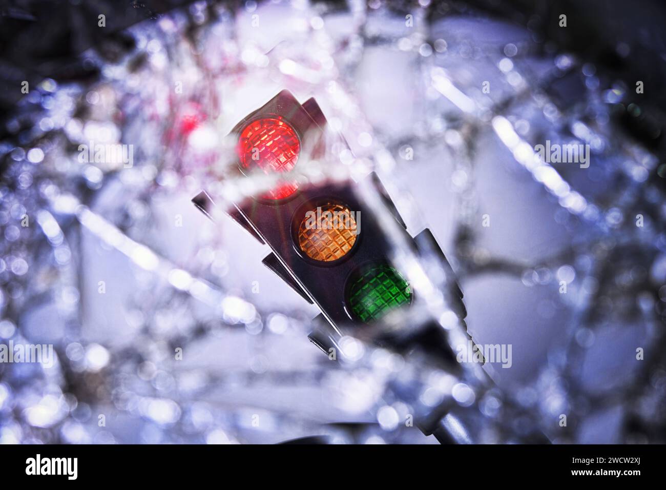 Rote Ampel in einem zerbrochenen Spiegel, Symbolfoto Ampel-KoAR und ...