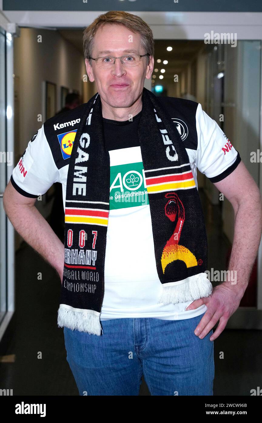 Daniel Günther geht nach der ARD-Talkshow maischberger im Studio Berlin ...