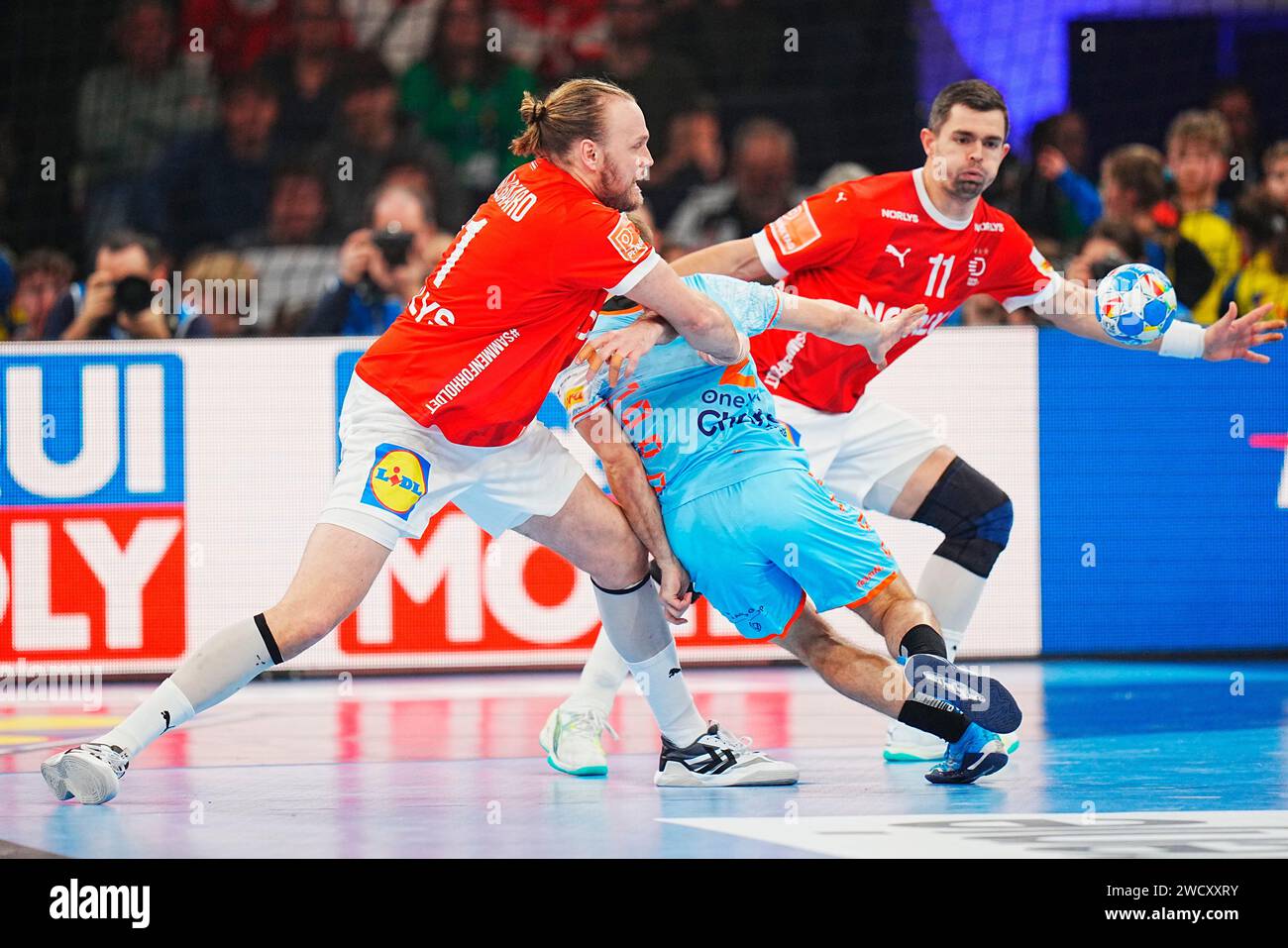 Hambourg, mercredi 17 janvier 2024. Les Danois Henrik Molgaard et Rasmus Lauge (11) en action ...