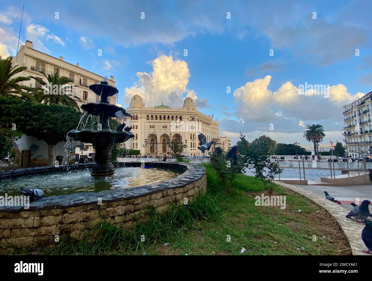 La Grande Poste Alger est un bâtiment de style néo-mauresque Arabisance ...