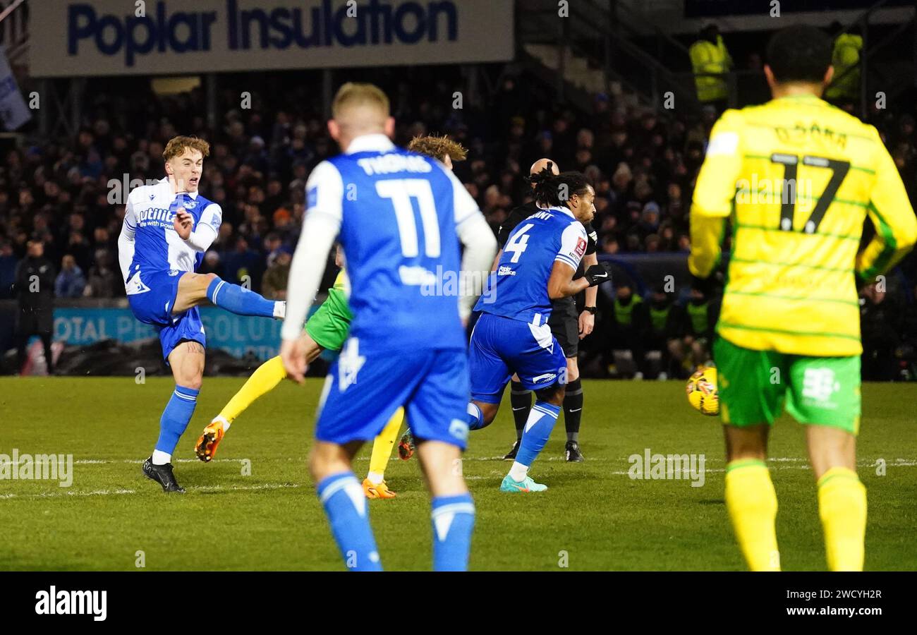 Luke McCormick des Bristol Rovers marque le premier but de leur équipe ...