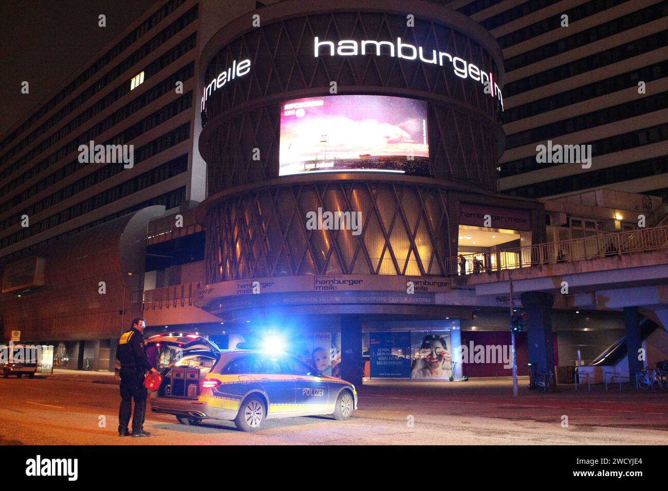 Ein Einsatzwagen der Hamburger Polizei steht vor dem Shopping-Center ...