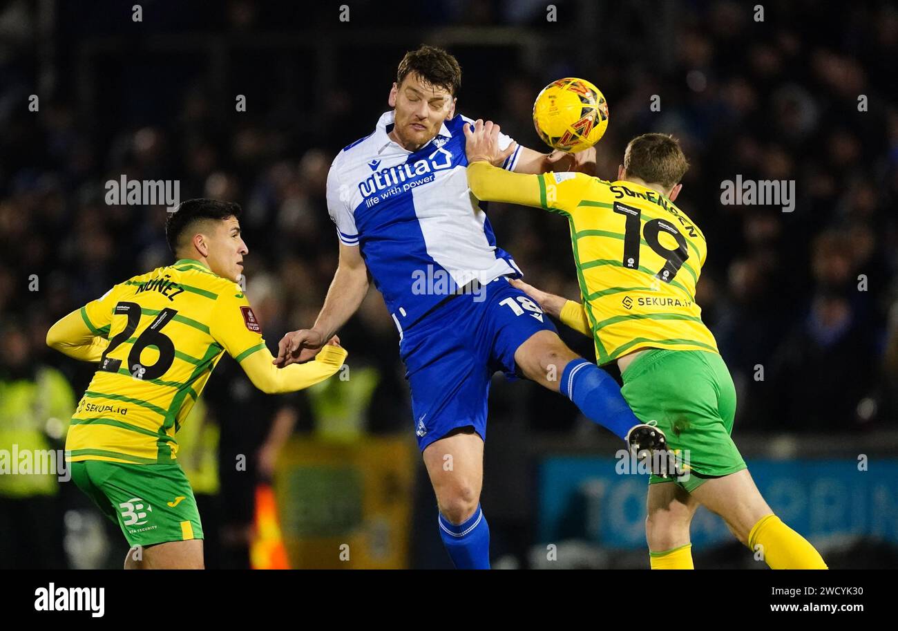 Chris Martin des Bristol Rovers (au centre) en action avec Marcelino ...