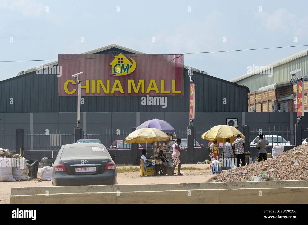 GHANA, China Mall on the Accra - Kumasi Road / GHANA, Einkaufszentrum ...