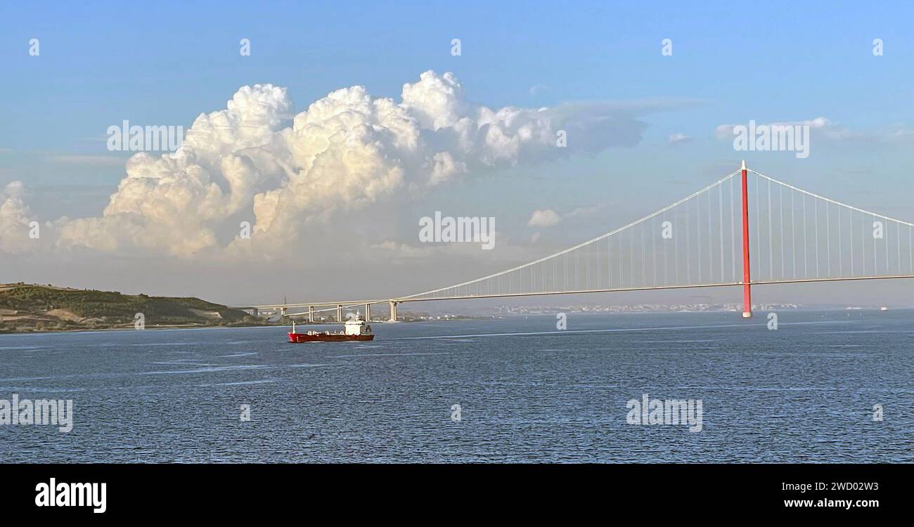 LE PONT SUR LE BOSPHORE à Istanbul, en Turquie, enjambe le détroit du ...