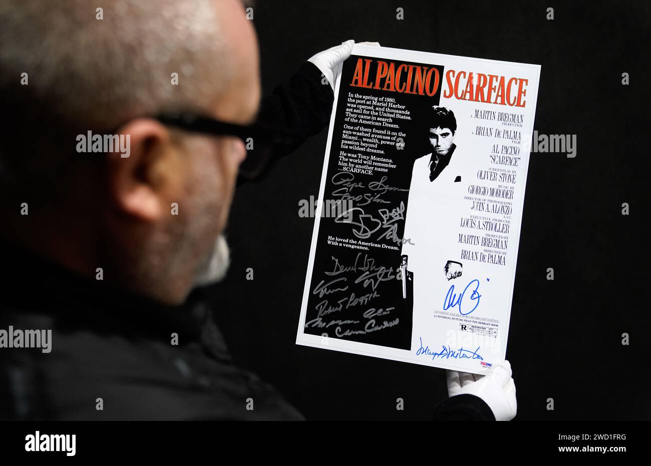 Mark Hochman, consultant en affiches de Propstore, regarde un Al Pacino ...