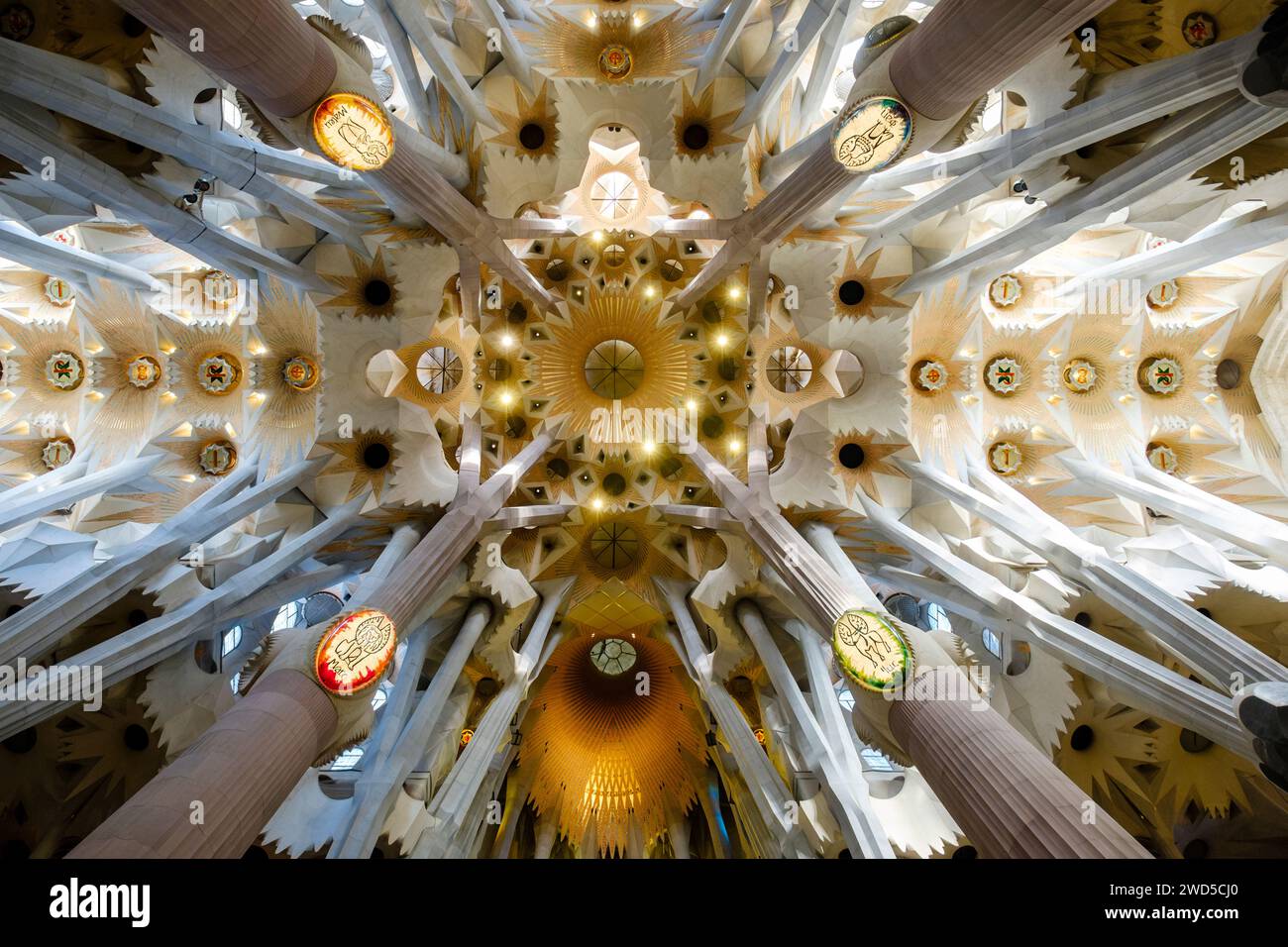 Intérieur du temple Basílica i Expiatori de la Sagrada Família, détails ...
