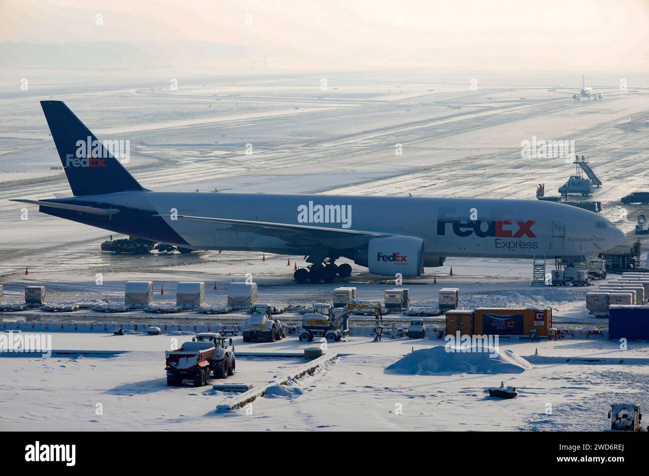 Verschneites Flugzeug FedEx N855FD - Nach starkem Schneefall in Köln ...