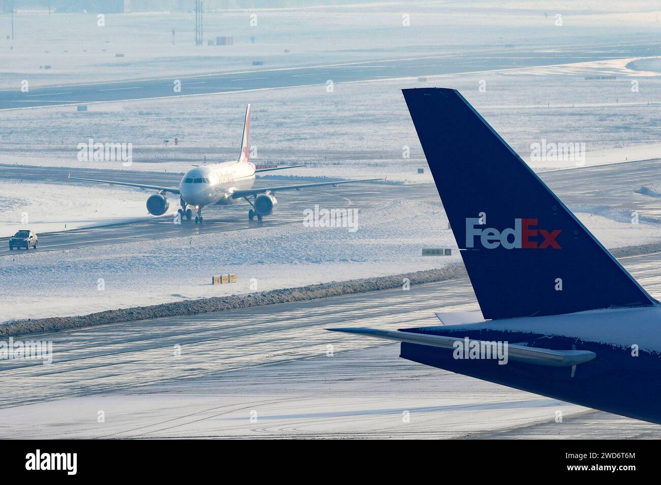 Cargomaschinen FedEx und Magma - Nach starkem Schneefall in Köln, wirkt ...
