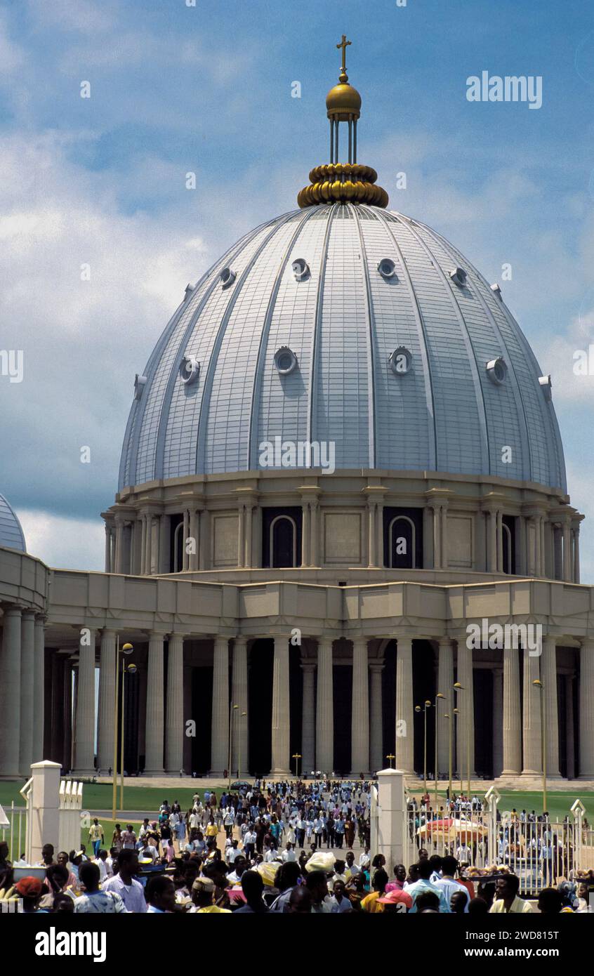 Côte d'Ivoire, Yamoussoukro ; la basilique notre Dame de la paix a été ...