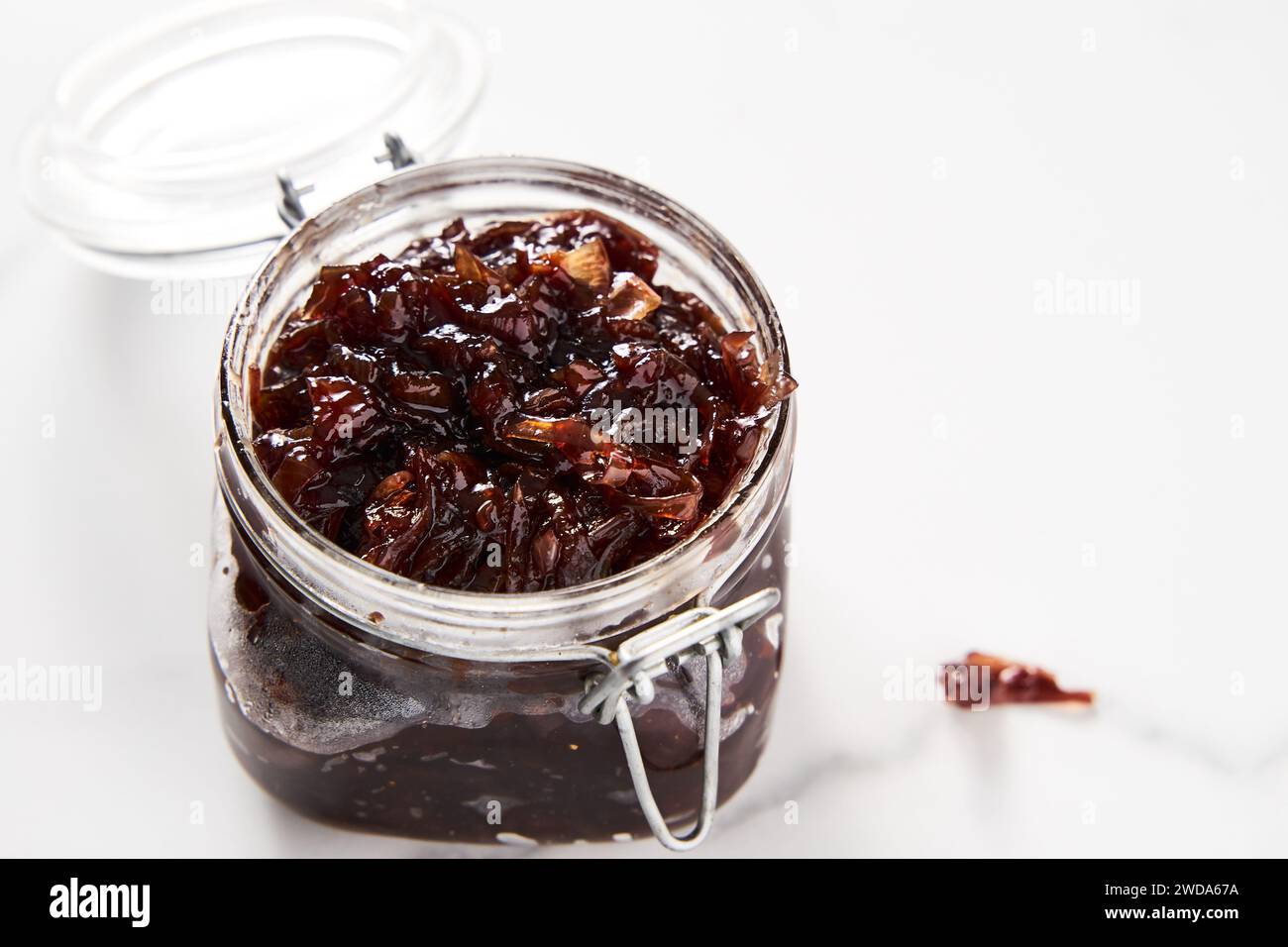 Oignon fraîchement cuit confit ou confiture dans le bocal. Aussi connu ...