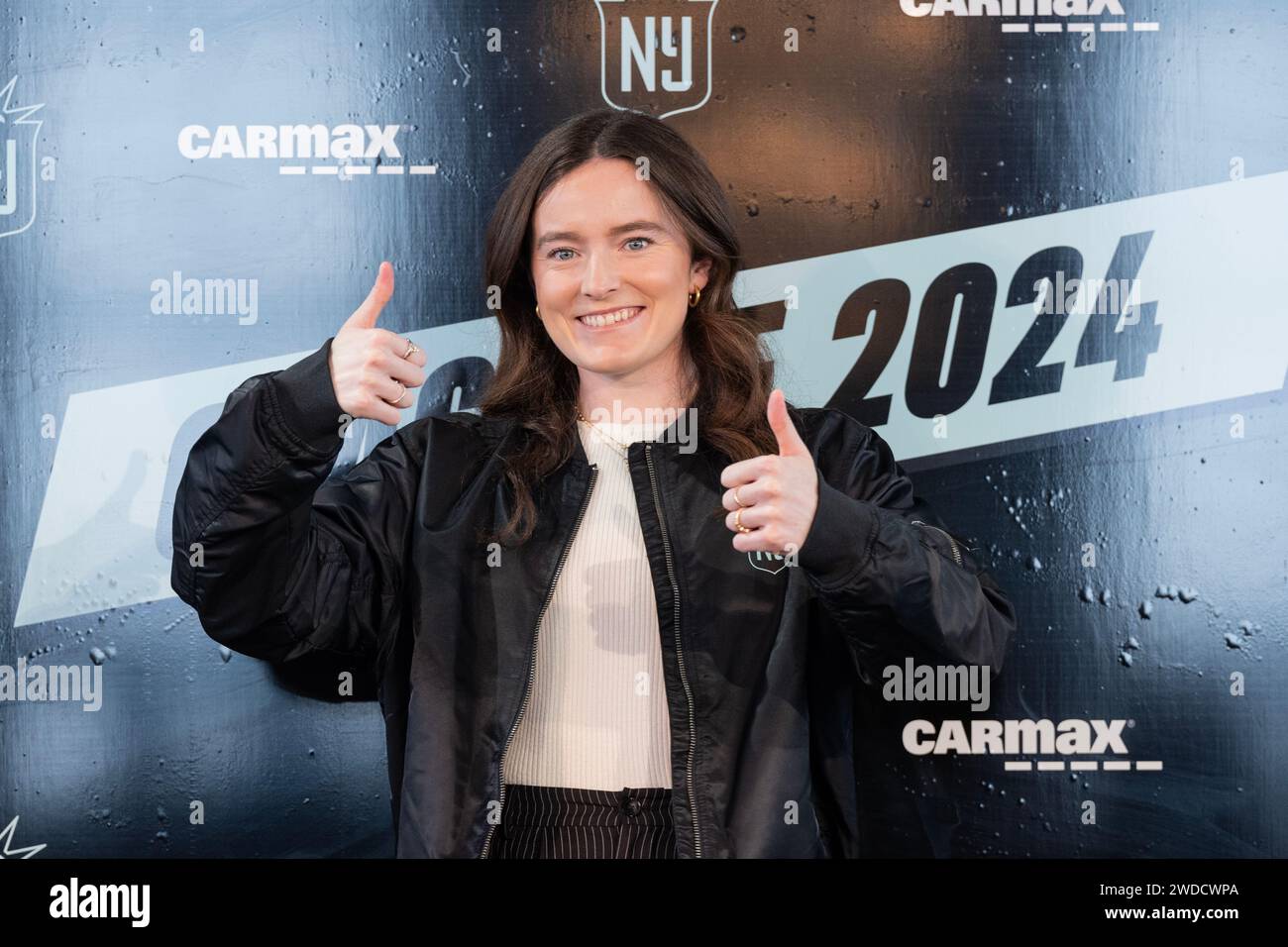 Rose Lavelle pose après que Gotham FC les ait présentés comme nouveaux ...