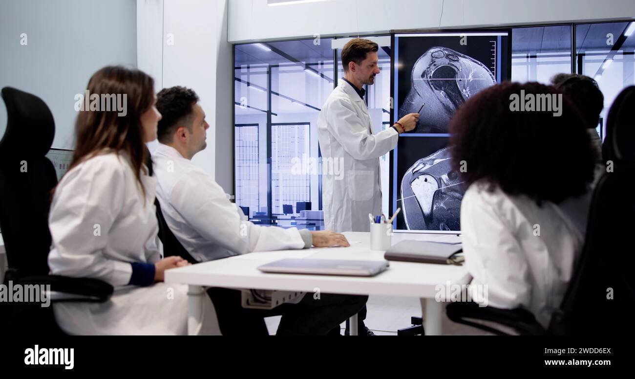 Équipe de médecins différents qui étudie les examens MRT de l'épaule ...