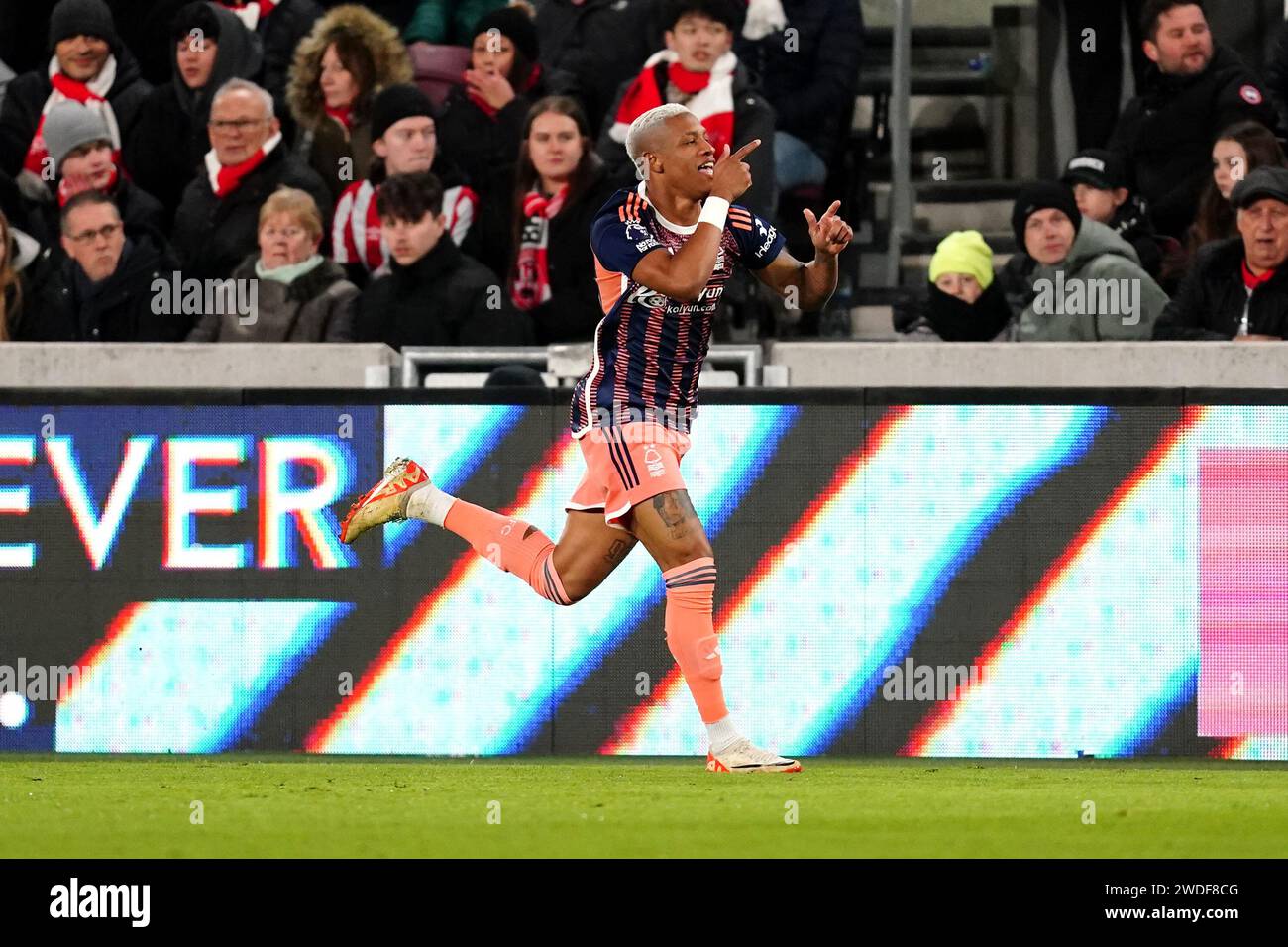 Danilo, de Nottingham Forest, célèbre avoir marqué le premier but de ...