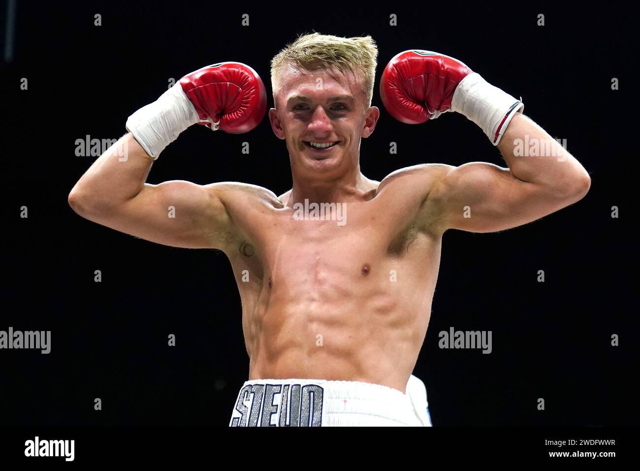 Le boxeur Ste Clarke célèbre sa victoire contre Vasif Mamedov dans le ...