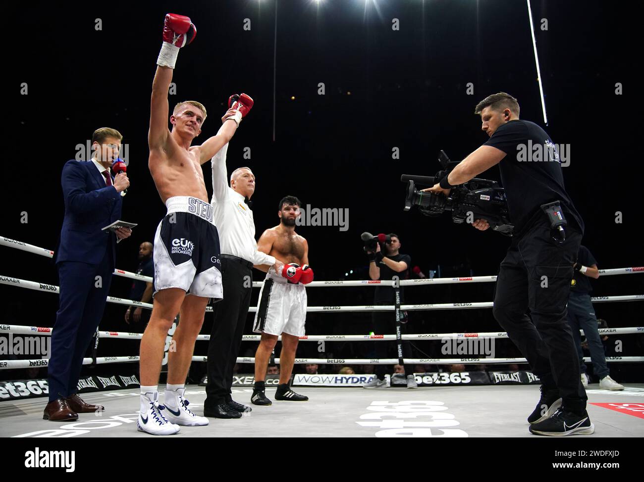 Le boxeur Ste Clarke (à gauche) célèbre sa victoire contre Vasif Mamedov dans le combat des ...