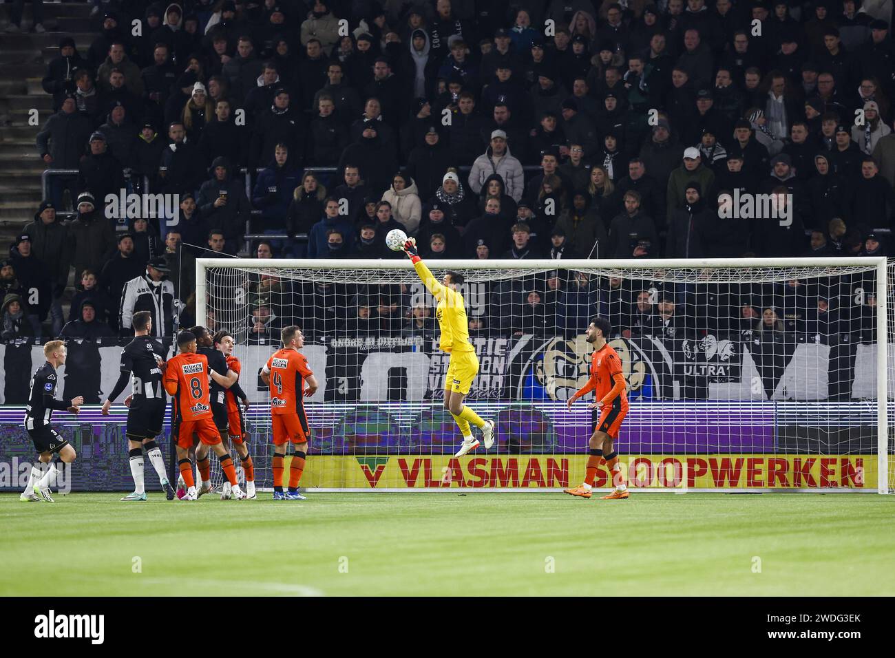 ALMELO - le gardien Mio Backhaus du FC Volendam lors du match ...