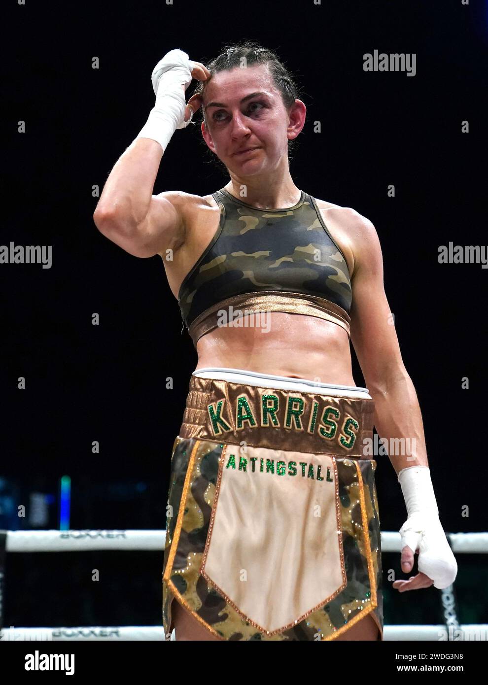 Le boxeur Karriss Artingstall célèbre sa victoire contre Lila Furtado ...