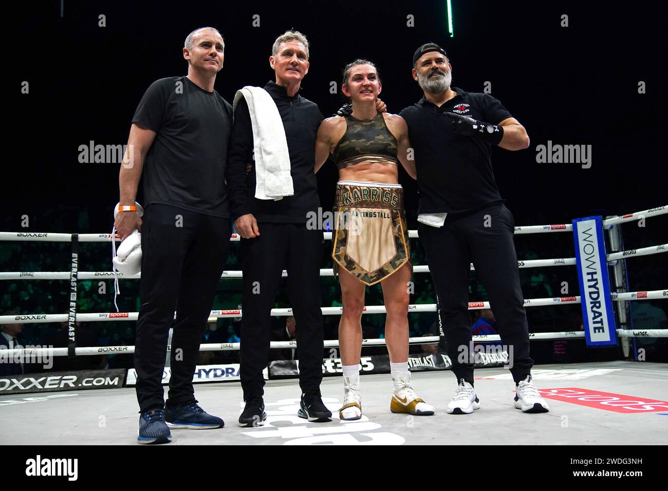 La boxeuse Karriss Artingstall (deuxième rigth) célèbre sa victoire ...