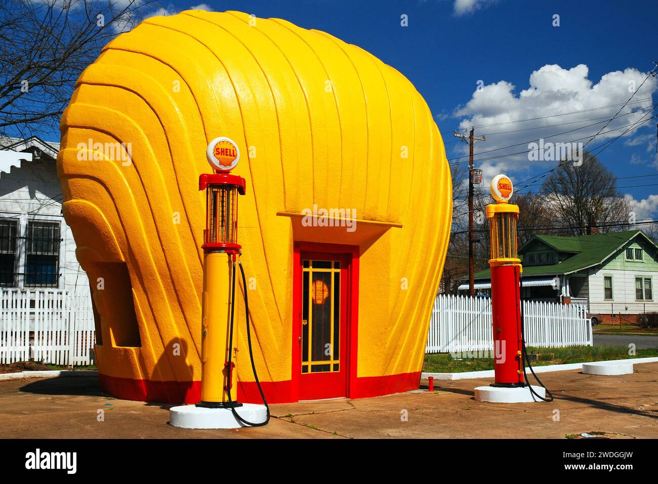Shell shaped gas station Banque de photographies et d’images à haute ...