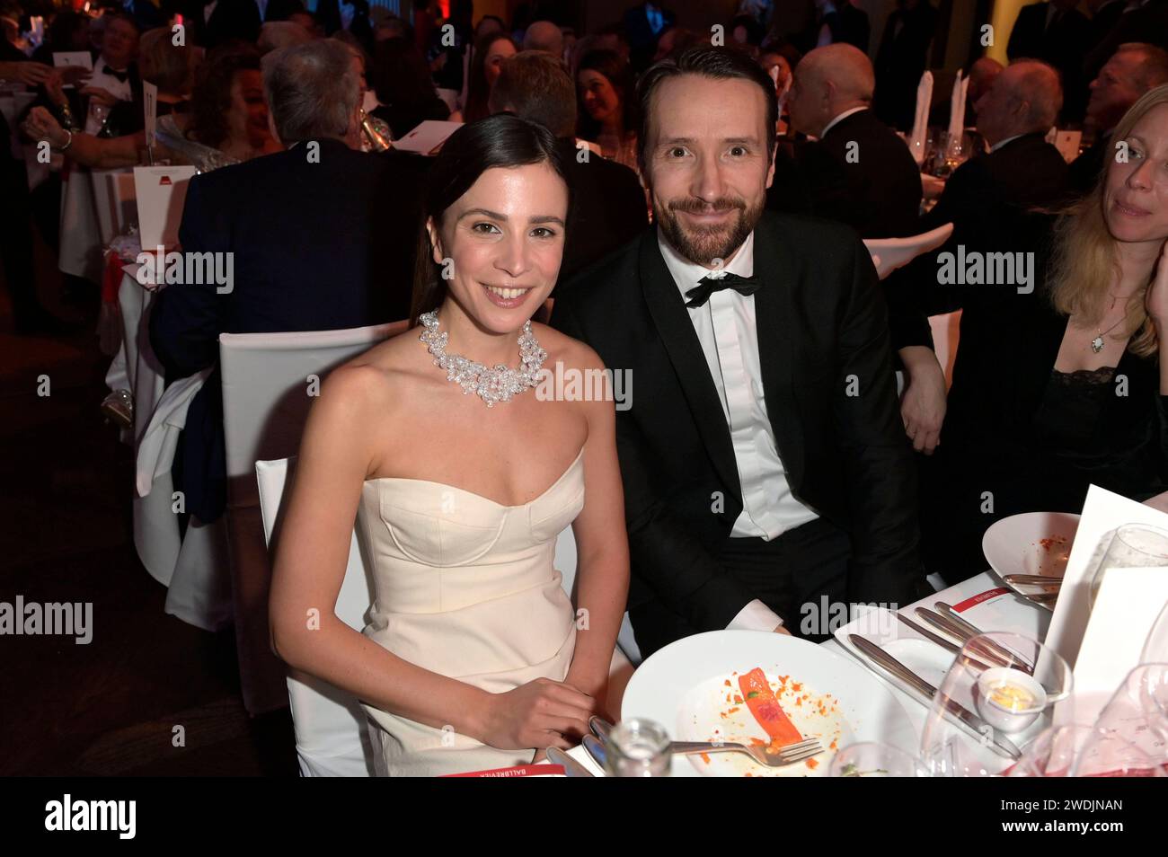 Aylin Tezel mit Begleitung beim 48. Deutschen Filmball 2024 im Hotel ...