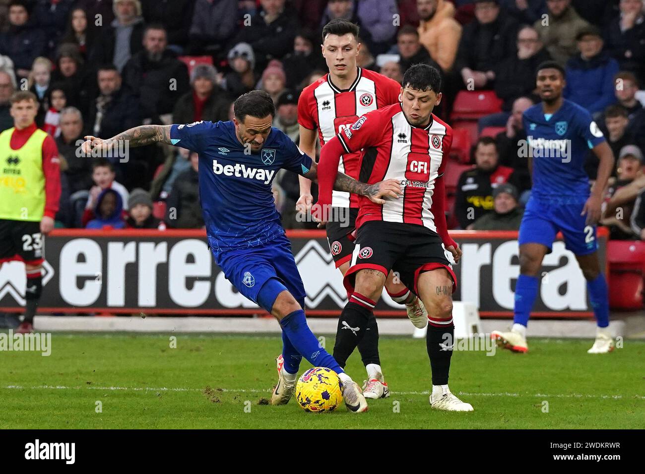 Gustavo Hamer de Sheffield United (à droite) défie Danny Ings de West ...