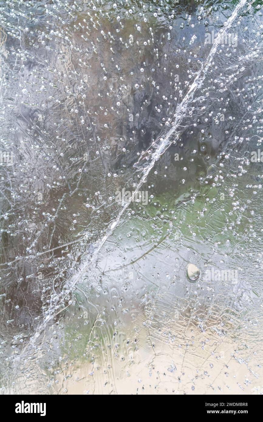 Regarder à travers une épaisse couche de glace, avec une fissure ...