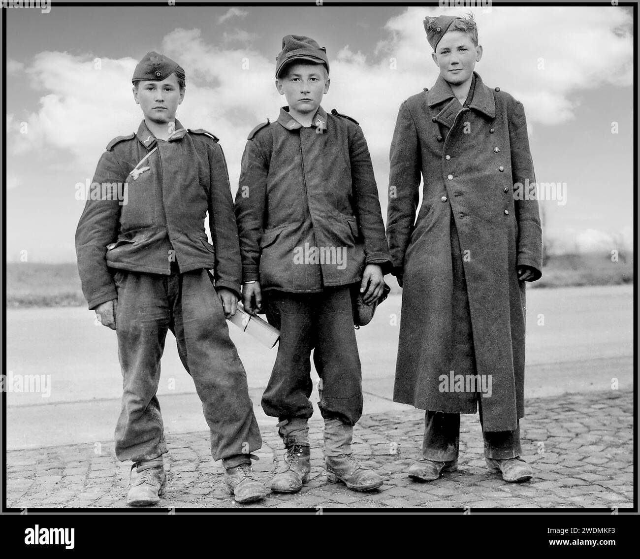 Soldats de jeunes hitler capturés Banque de photographies et d’images à ...