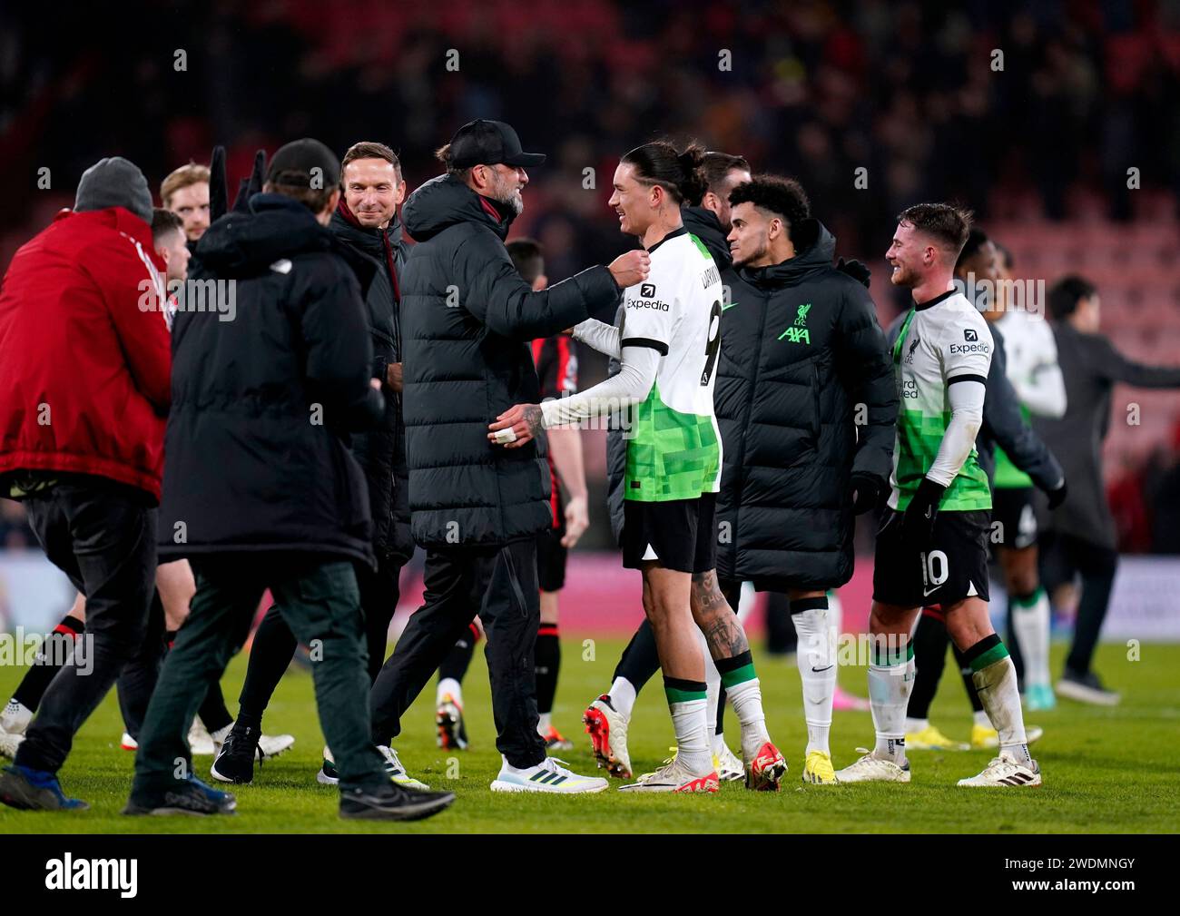 L'entraîneur de Liverpool Jurgen Klopp embrasse Darwin Nunez à la fin ...