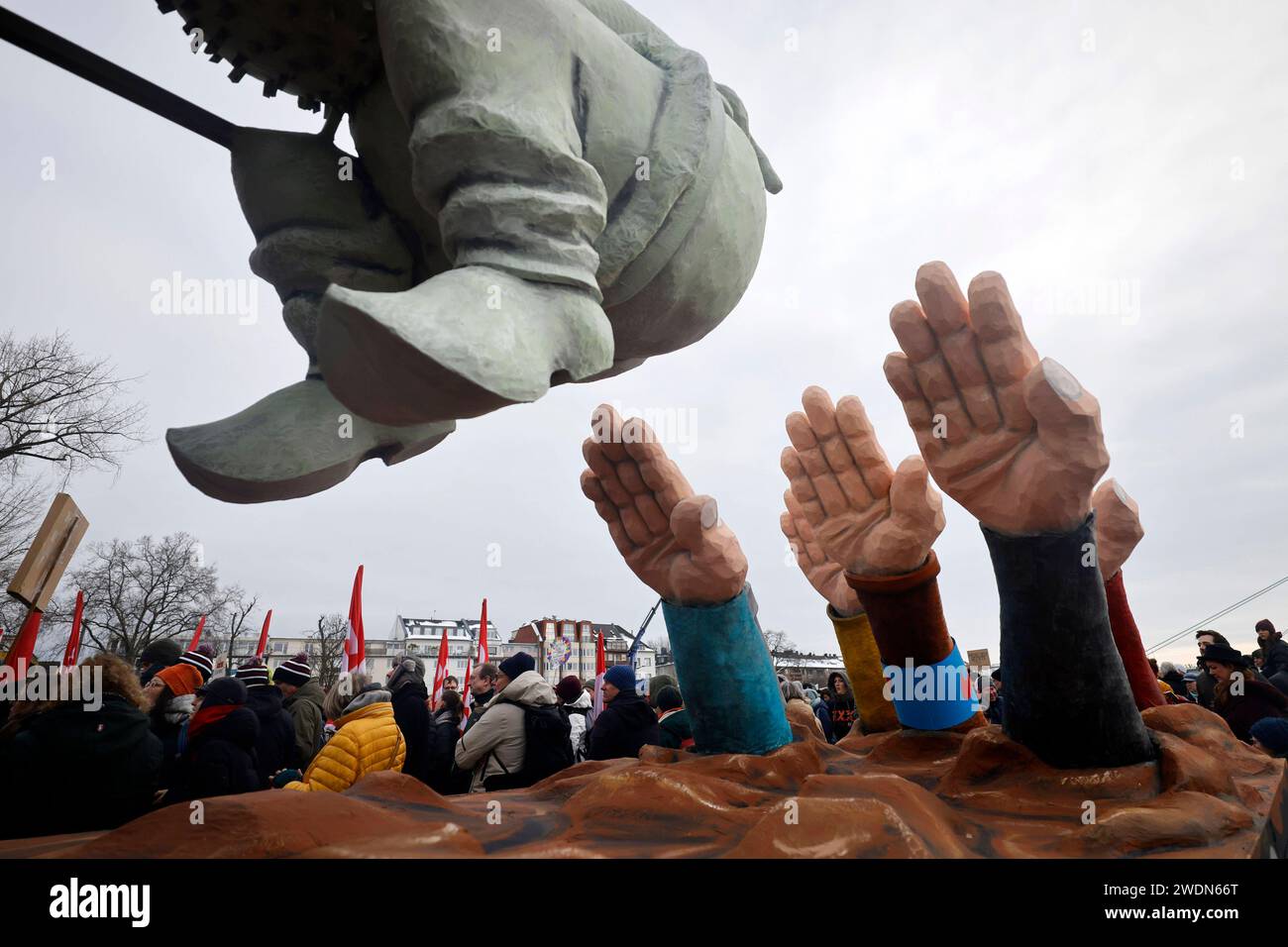 Ein Karnevalswagen des Rosenmontagszuges mit zum Hitlergruß erhobenen ...