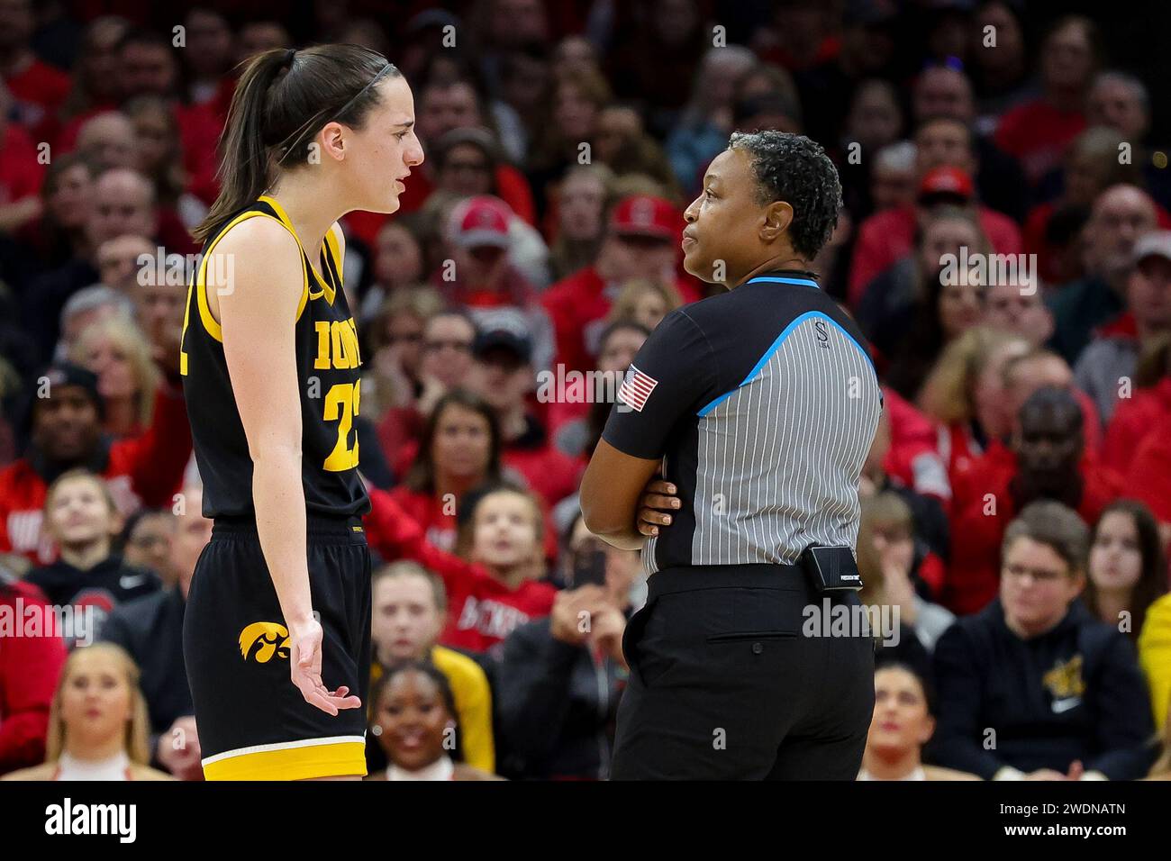 Columbus, Ohio, États-Unis. 21 janvier 2024. Caitlin Clark (22), garde ...