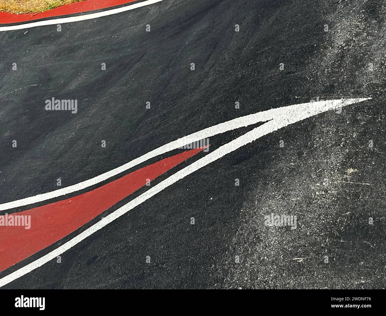 Vibrance Pumptrack : des lignes blanches et des accents rouges ornent l ...