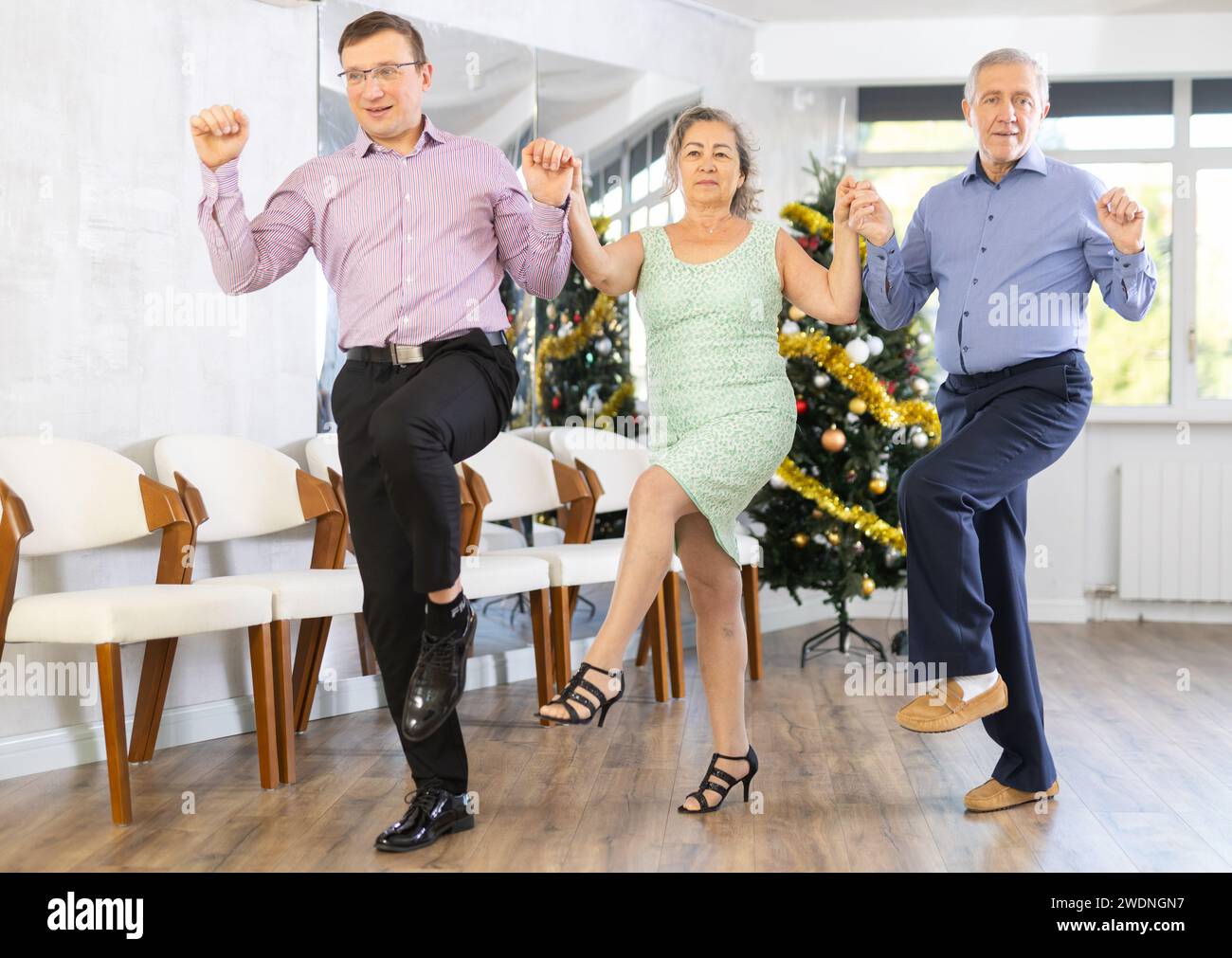 Les gens matures dansant la danse grecque typique sirtaki à la salle de ...