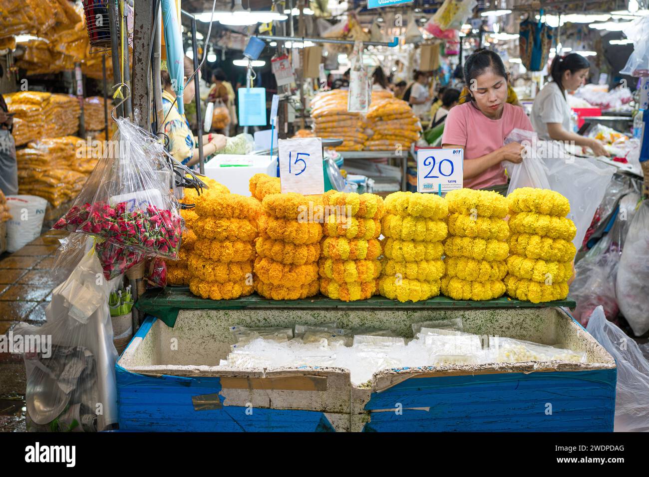 Bangkok, Thaïlande - 5 décembre 2023 : à l'intérieur du marché aux fleurs de Pak Khlong Talat. C ...