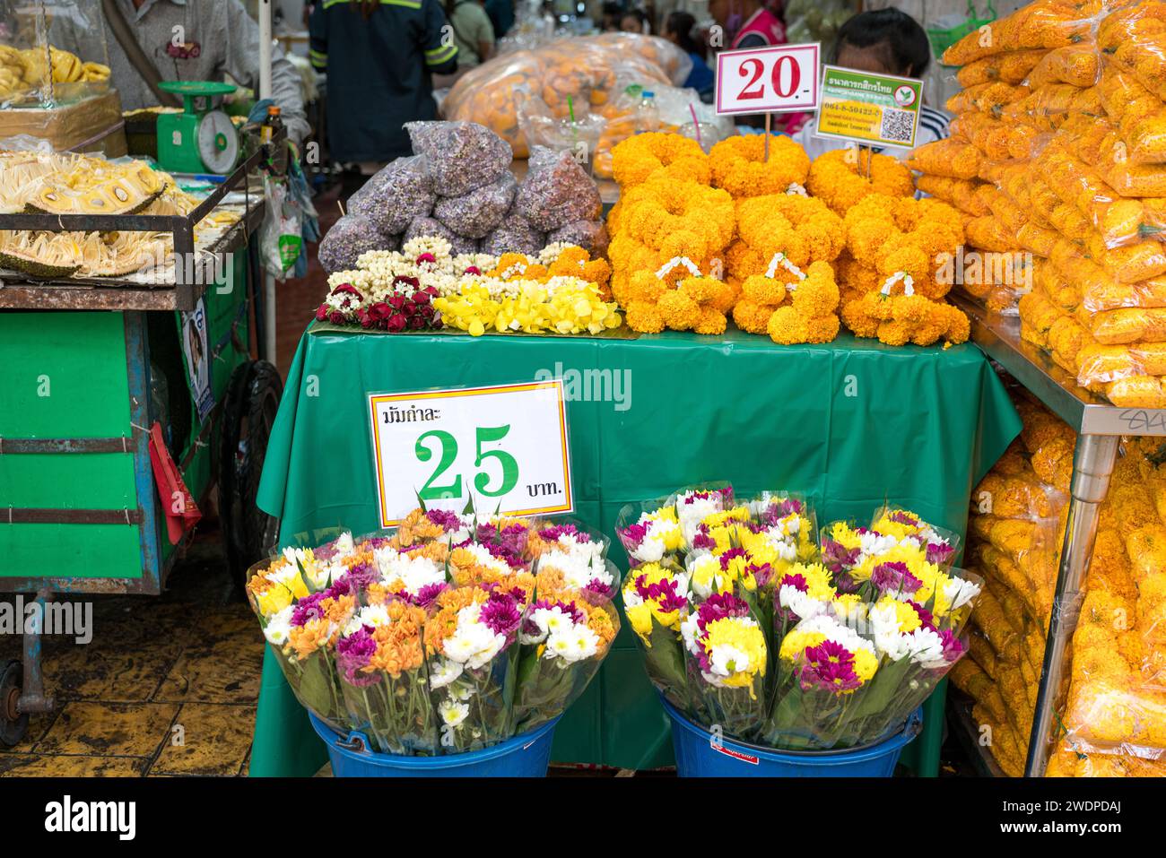 Bangkok, Thaïlande - 5 décembre 2023 : à l'intérieur du marché aux fleurs de Pak Khlong Talat. C ...