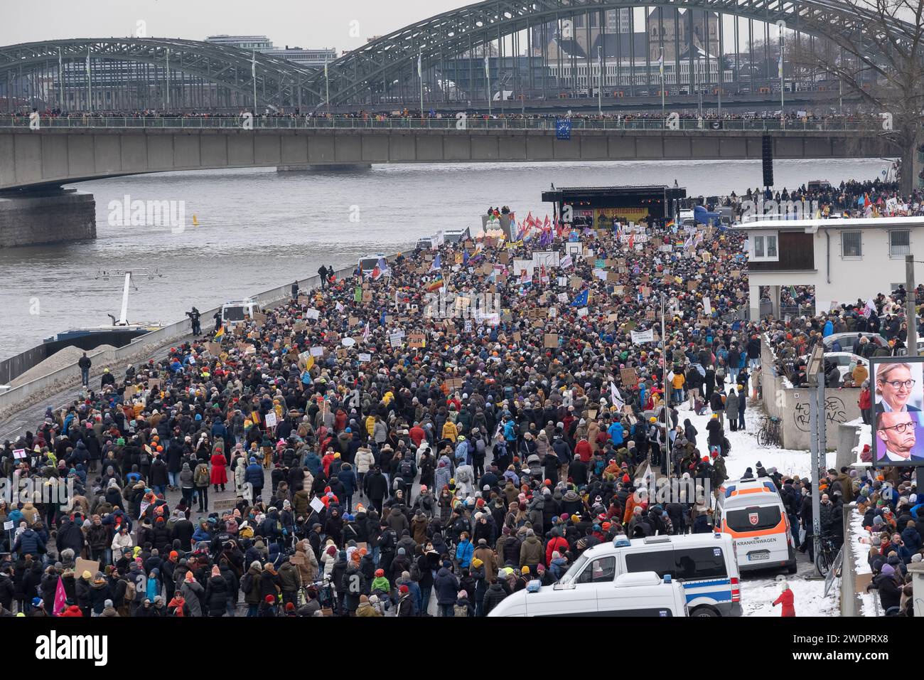 Environ 70 000 personnes se sont rassemblées au chantier naval Deuter ...